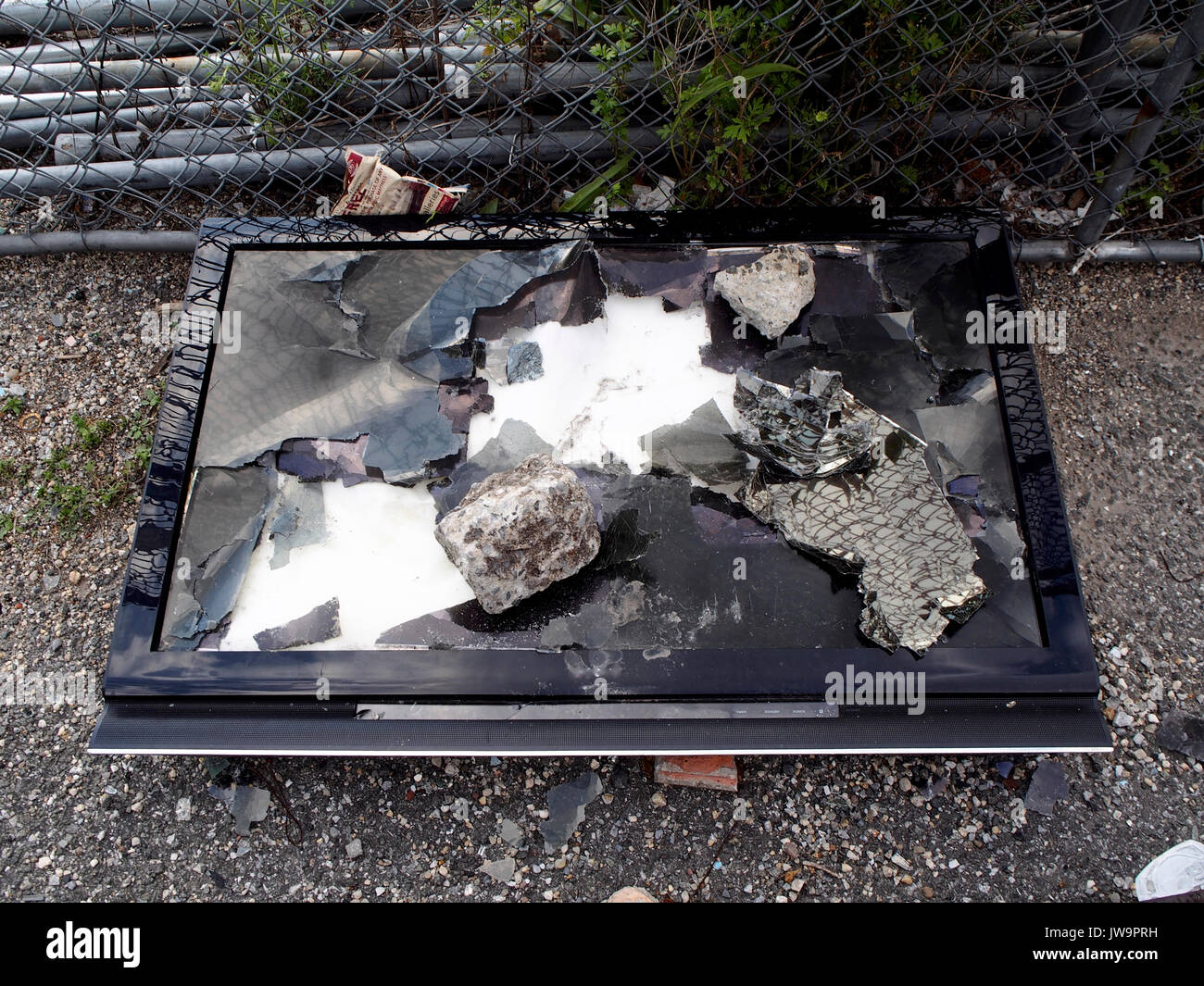 Smashed tv screen hi-res stock photography and images - Alamy