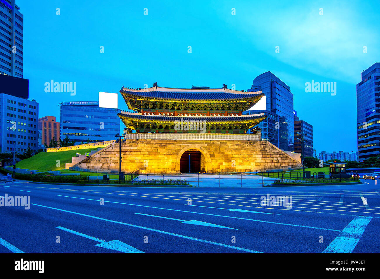 Sungnyemun gate hi-res stock photography and images - Alamy