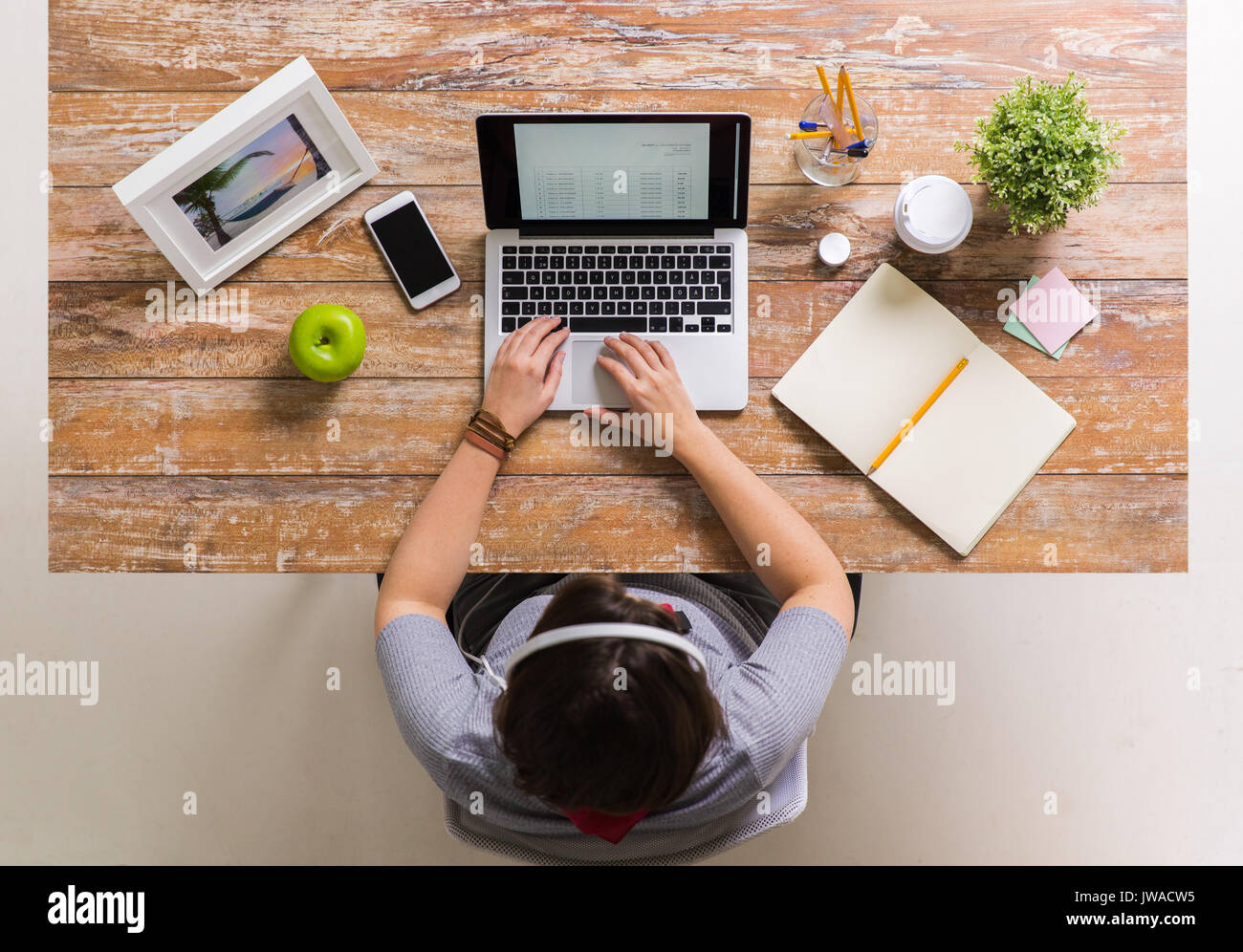 woman with receipt on laptop screen at office Stock Photo - Alamy