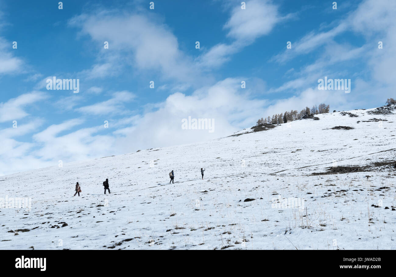 Mountain climbing team hi-res stock photography and images - Alamy
