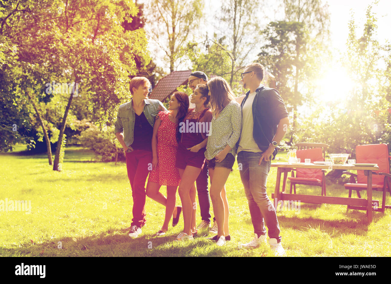Teenage friends talking hi-res stock photography and images - Alamy
