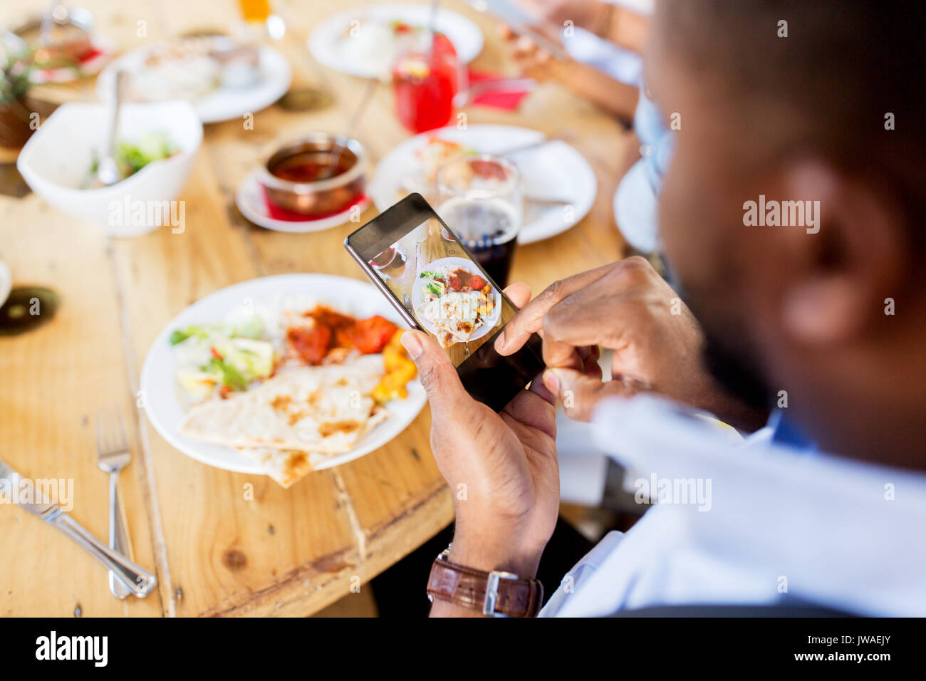 Hands food restaurant hi-res stock photography and images - Alamy