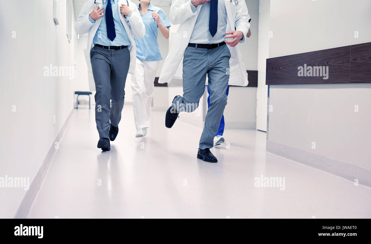 Group doctors running hi-res stock photography and images - Alamy