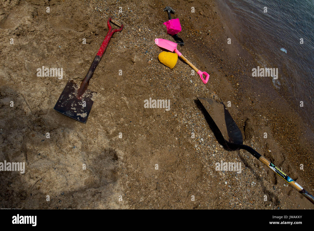 Shoveling sand hi-res stock photography and images - Alamy