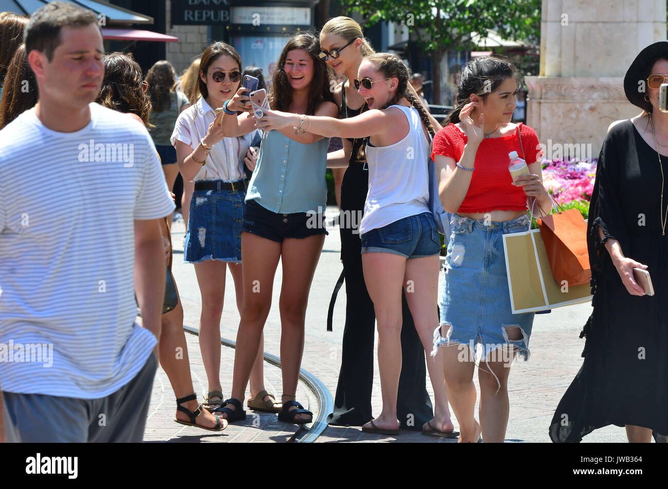 Gigi Hadid poses for pictures with fans while shopping at The Grove ...