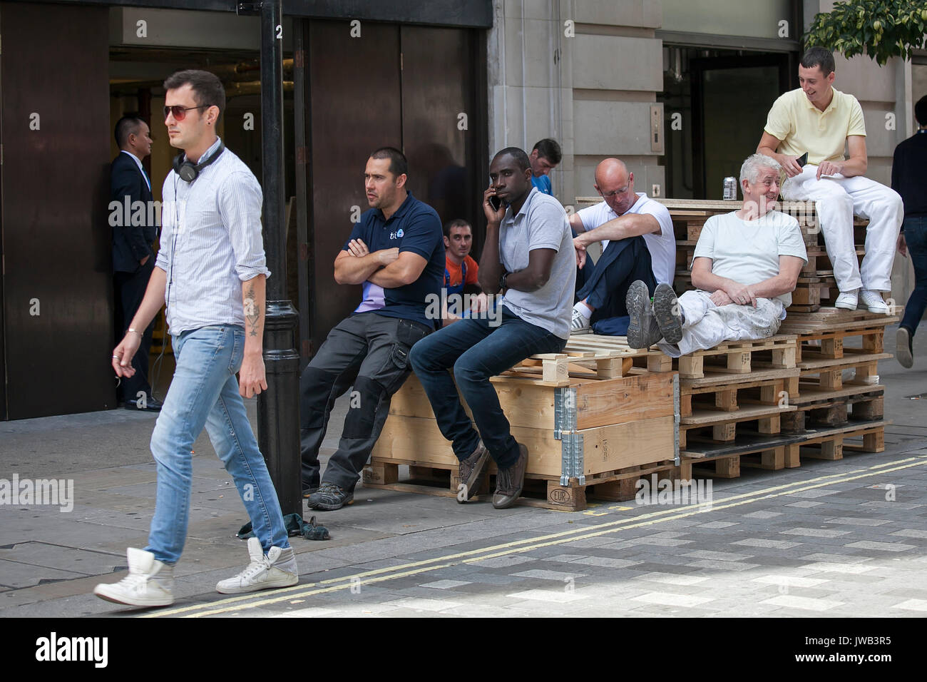 Worker sitting scaffolding hi-res stock photography and images - Alamy