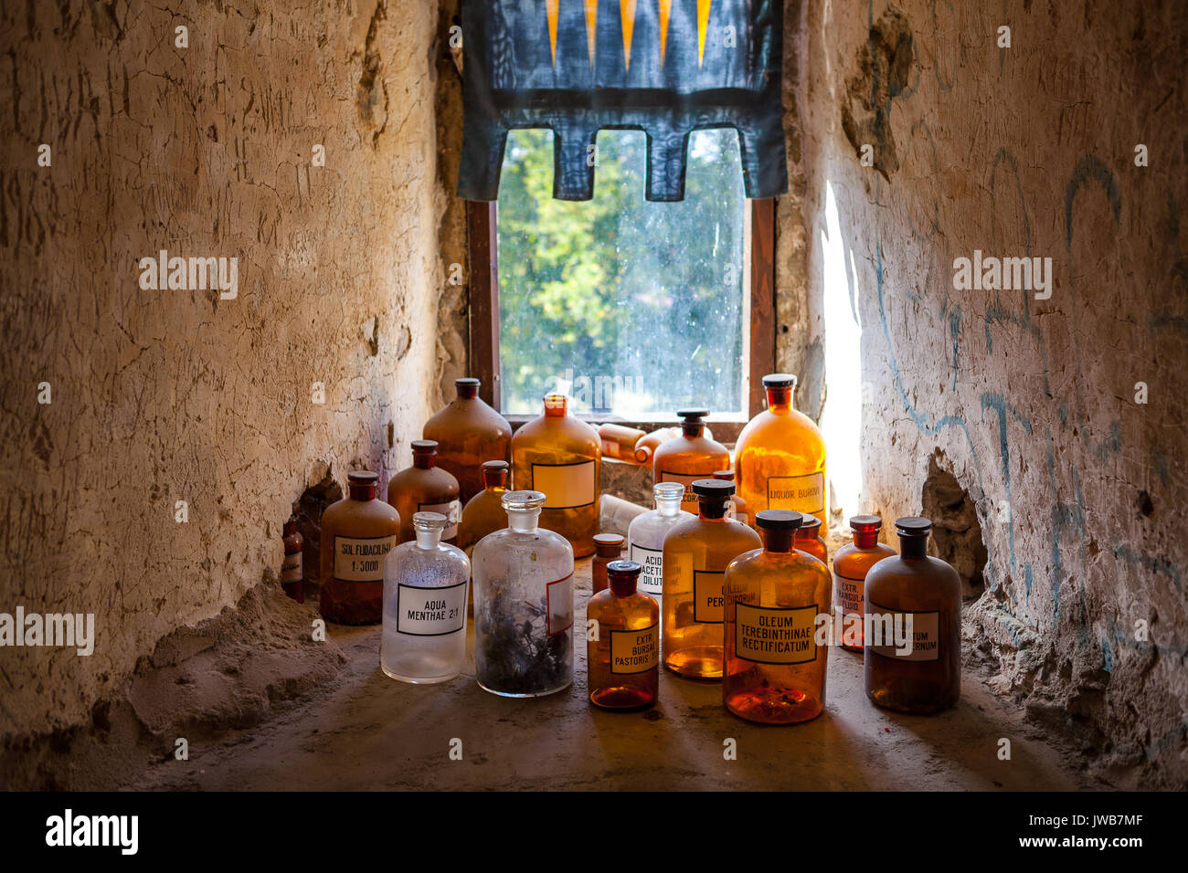 Vintage Perfume Bottles High Resolution Stock Photography and Images ...