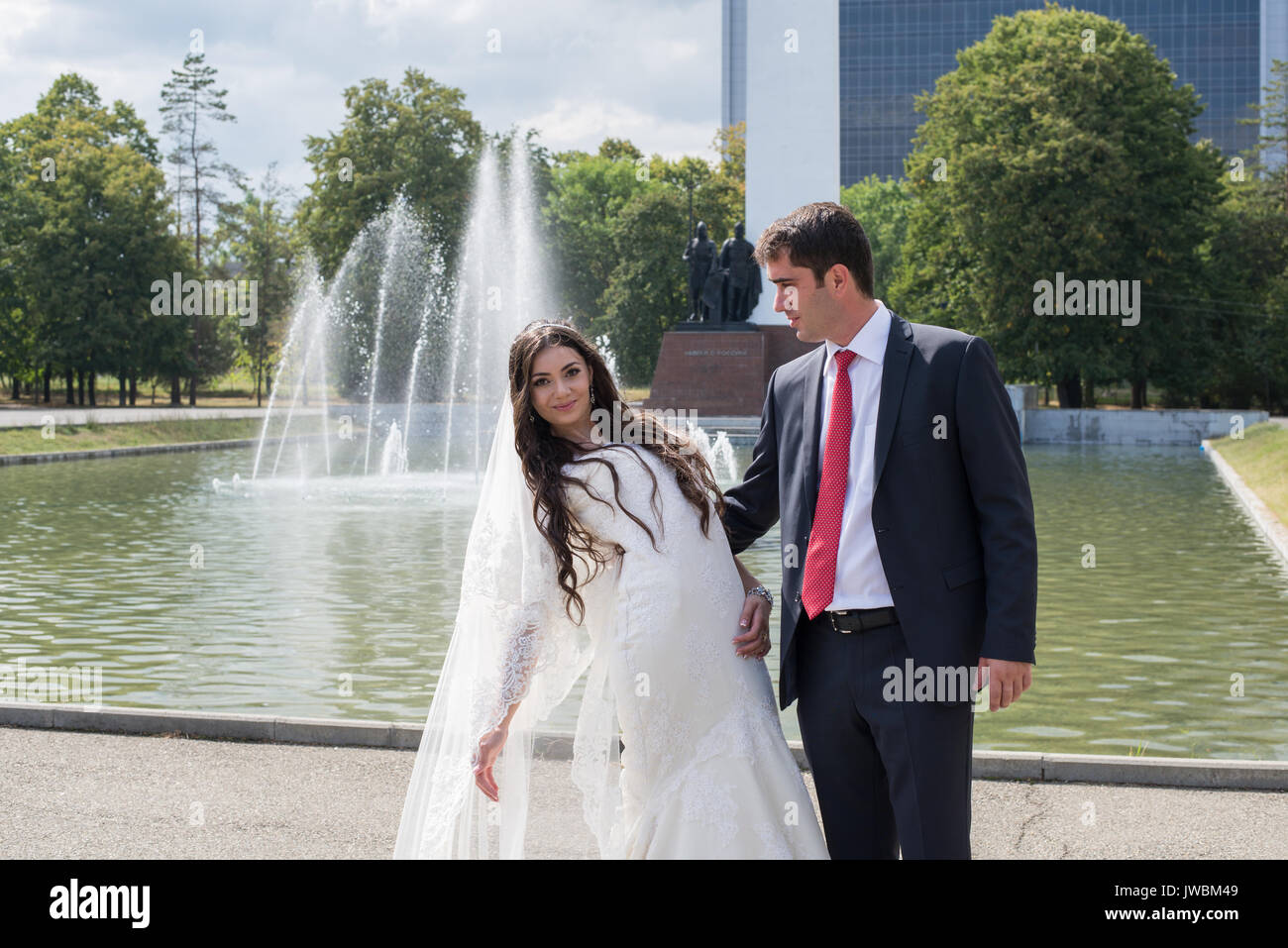 Beautiful married couple in the wedding day Stock Photo - Alamy