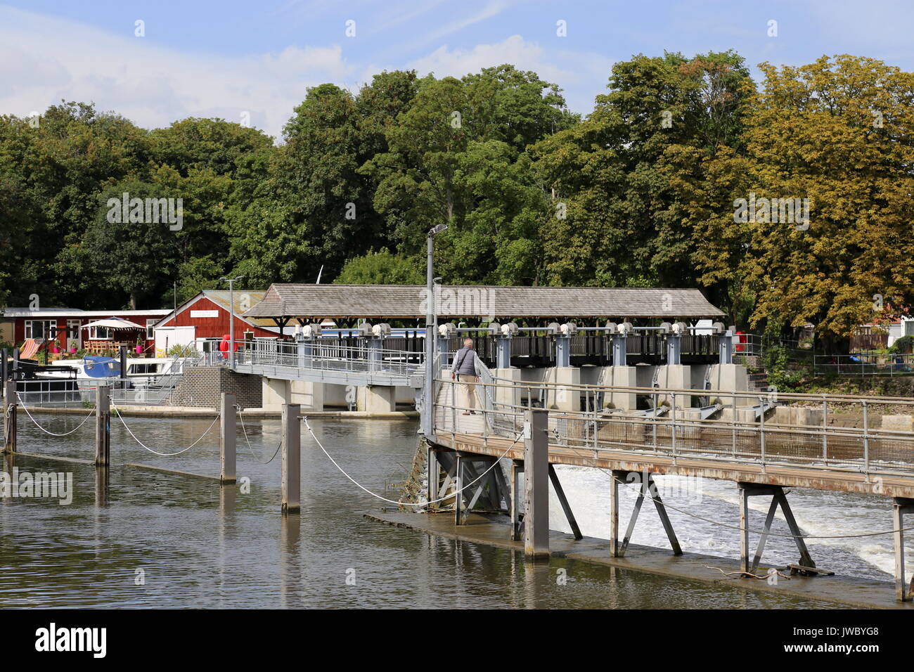 Weir at Molesey Lock, River Thames, Hampton Court, East Molesey, Surrey ...