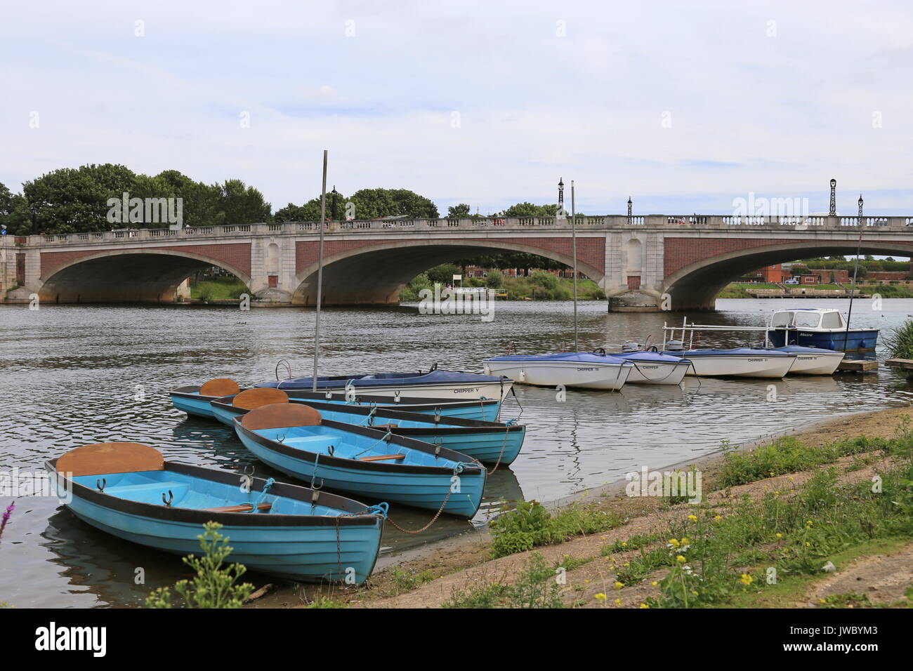 Hampton Court Bridge, River Thames, East Molesey, Surrey, England ...