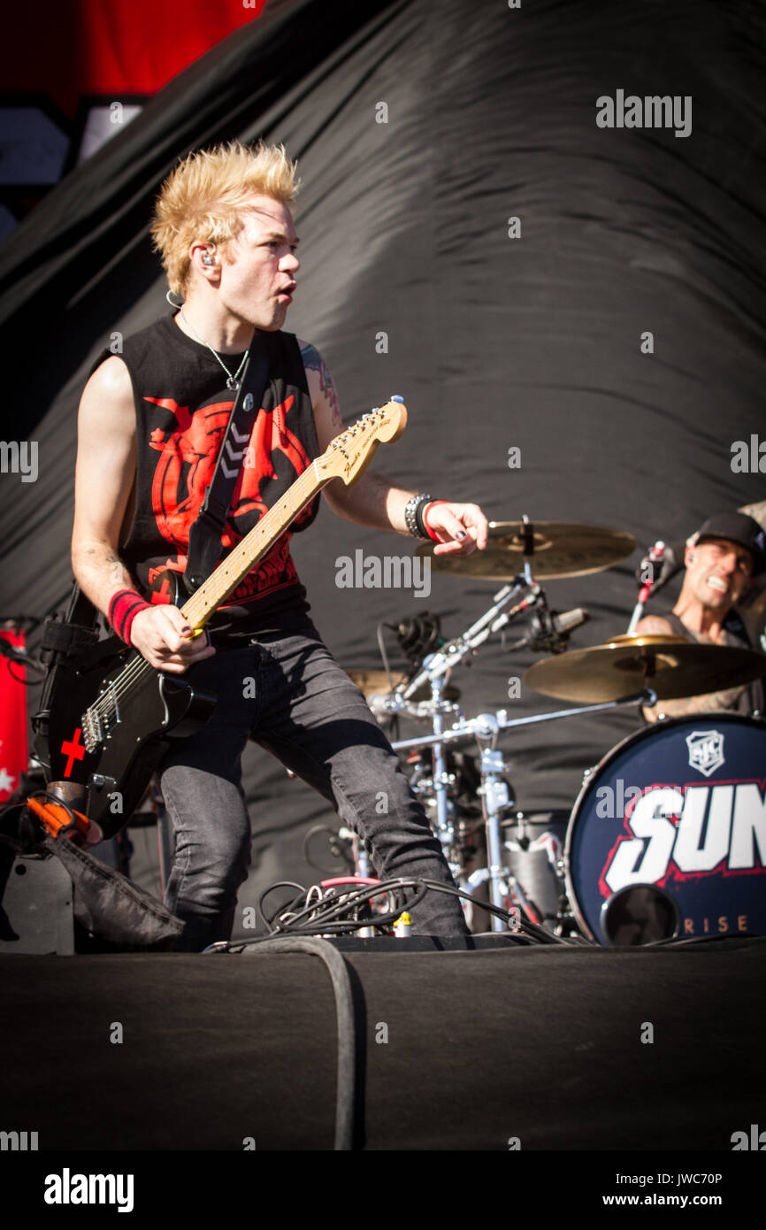 Tom thacker sum 41 concert hi-res stock photography and images - Alamy