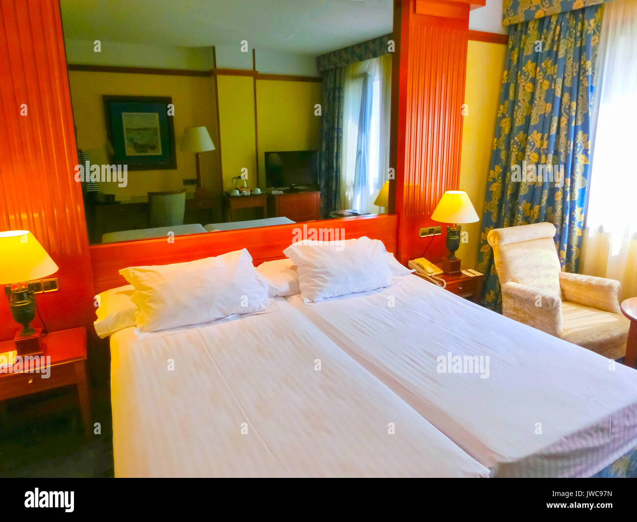 Empty room mattress floor hi-res stock photography and images - Alamy