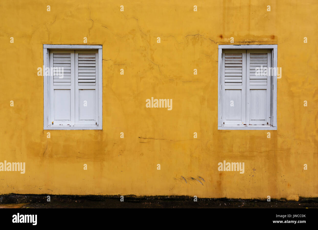 White and yellow building hi-res stock photography and images - Alamy