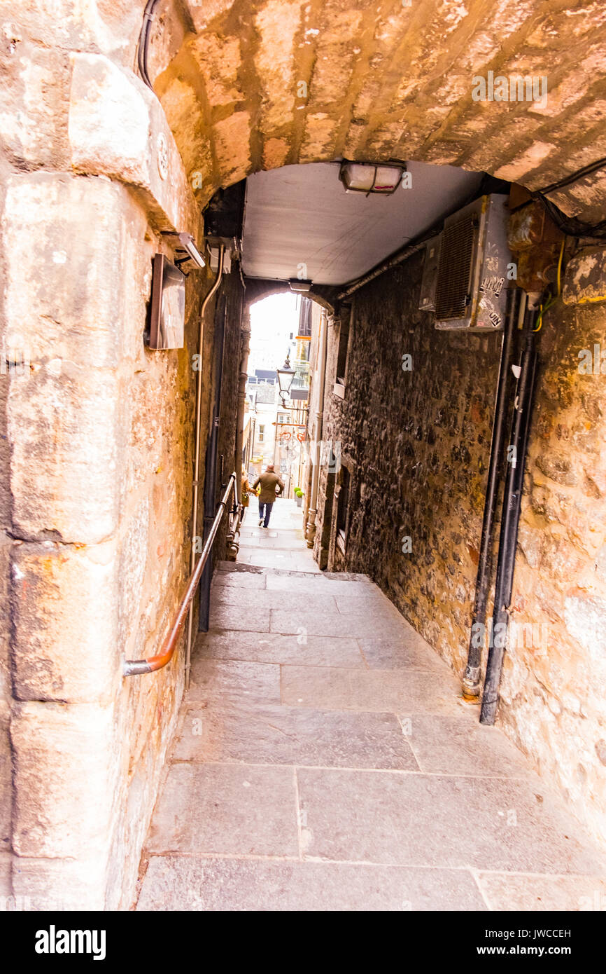 Edinburgh old town wynd Stock Photo - Alamy