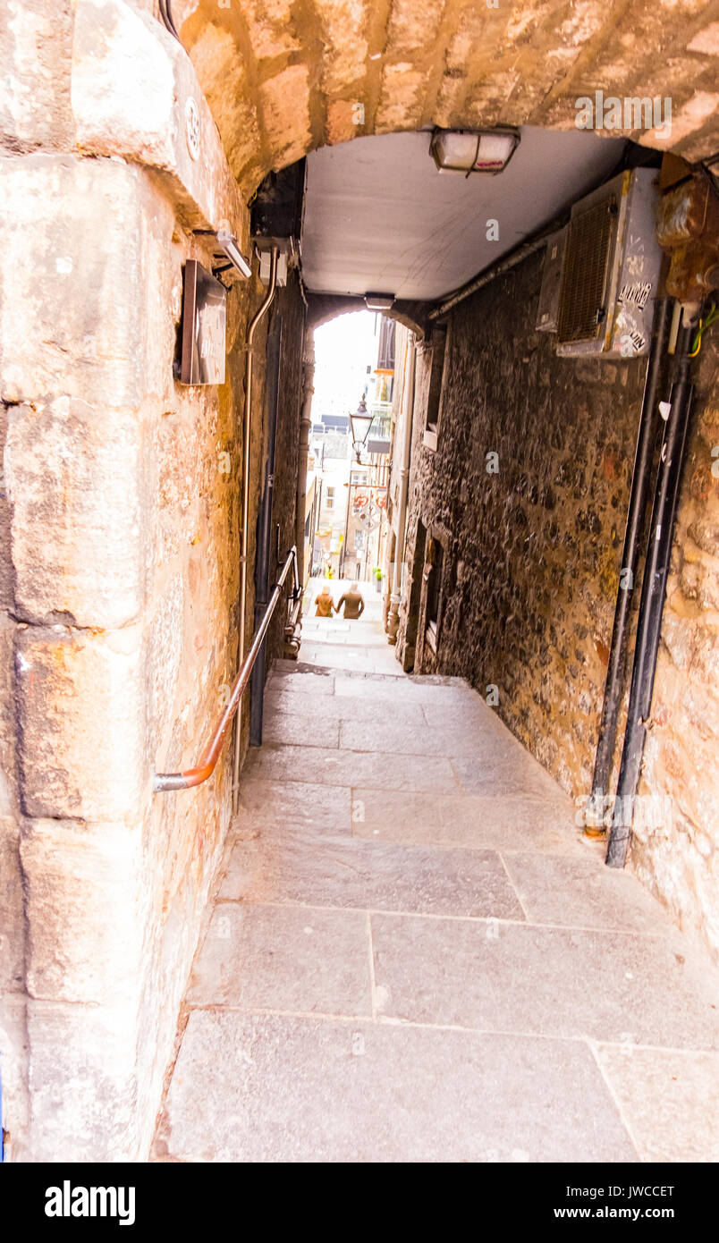 Edinburgh old town wynd Stock Photo - Alamy