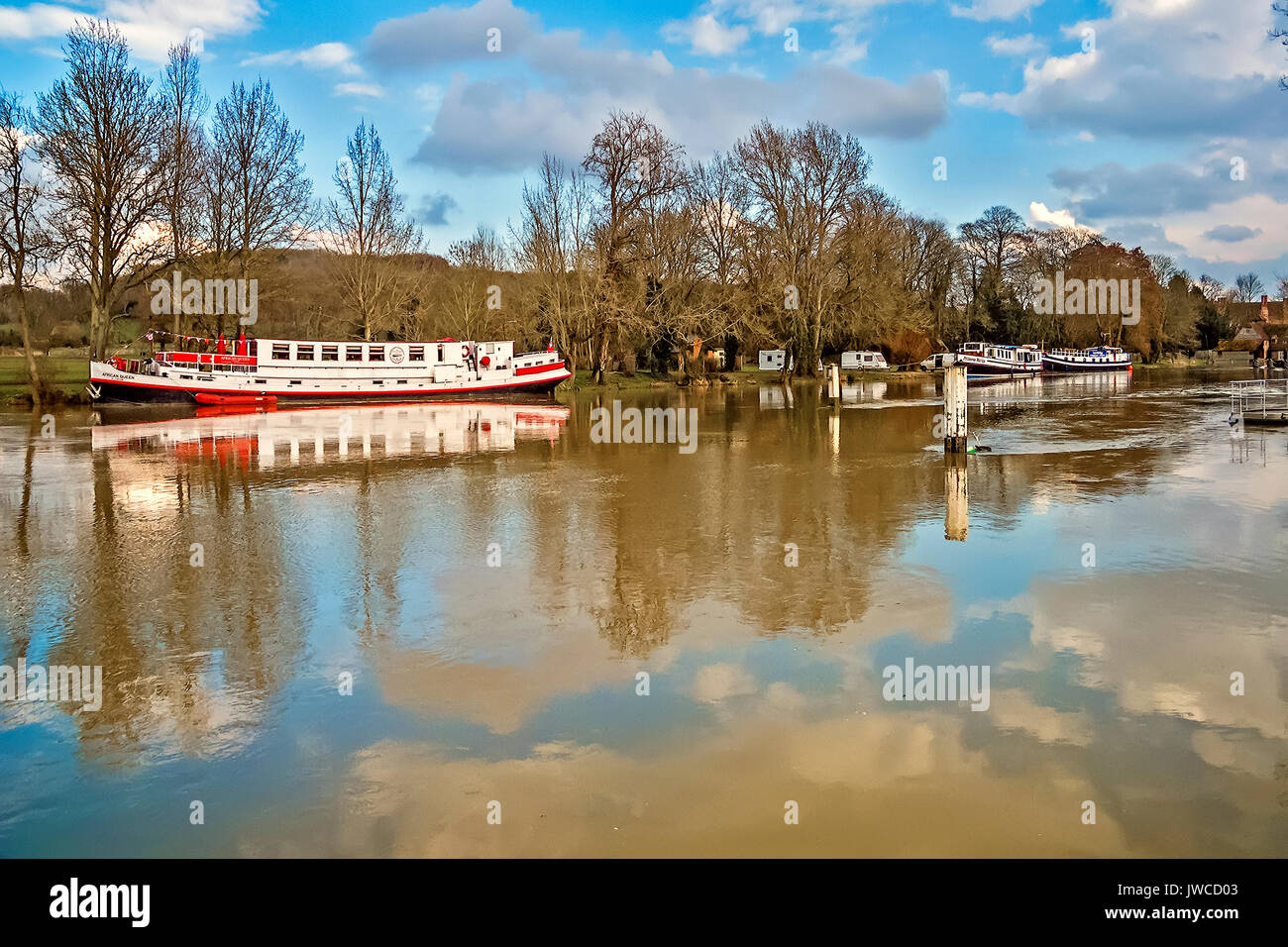 Mapledurham Lock High Resolution Stock Photography and Images - Alamy