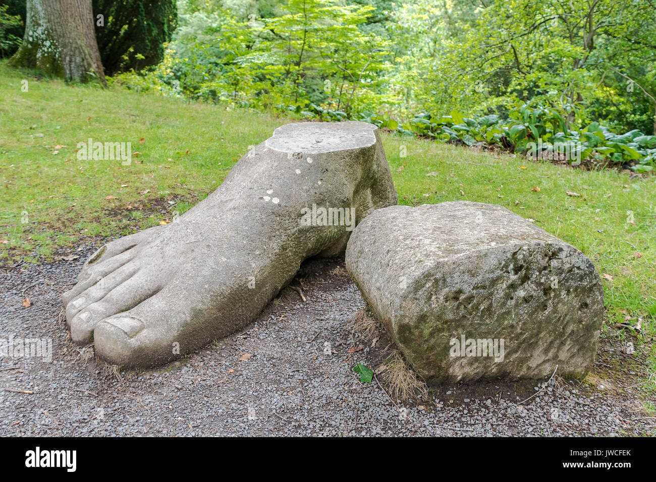 Large stepping stones hi-res stock photography and images - Alamy