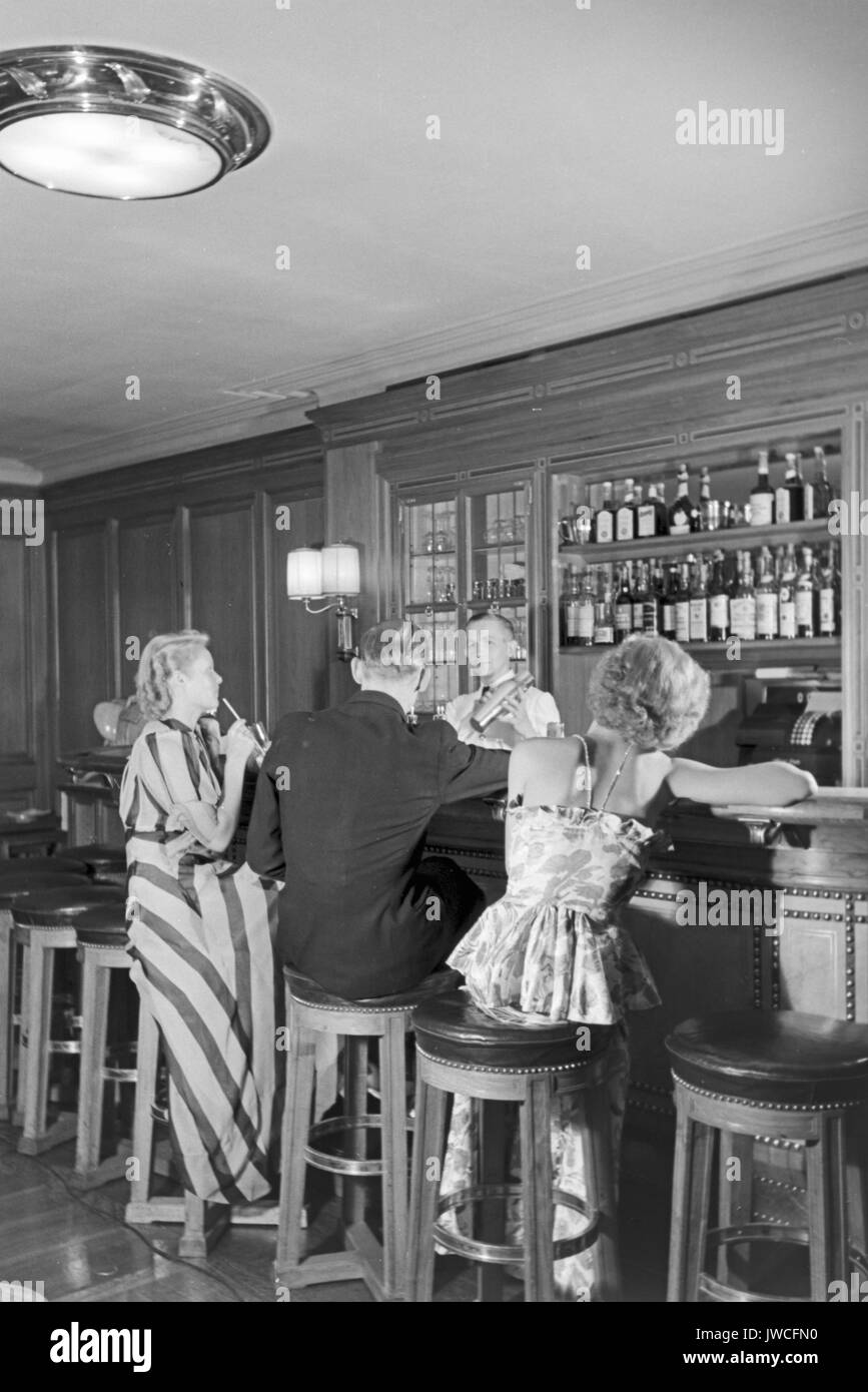 Cocktail Bar 1930s High Resolution Stock Photography and Images - Alamy