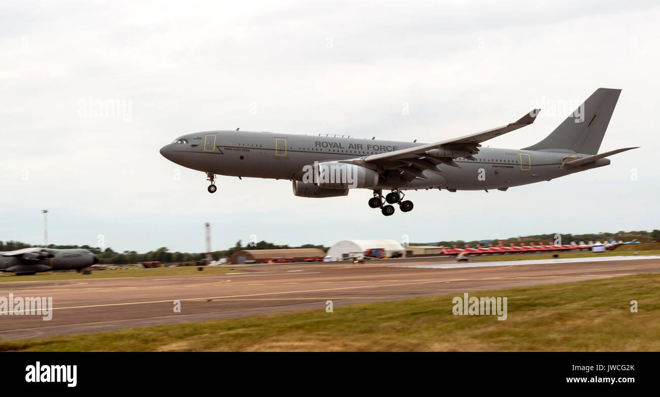 Raf refuelling tanker hi-res stock photography and images - Alamy