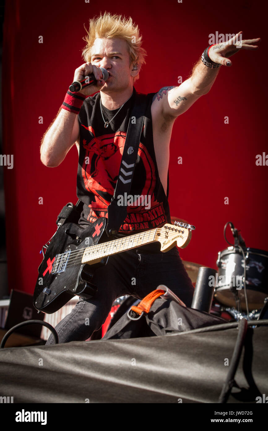 Tom thacker sum 41 concert hi-res stock photography and images - Alamy
