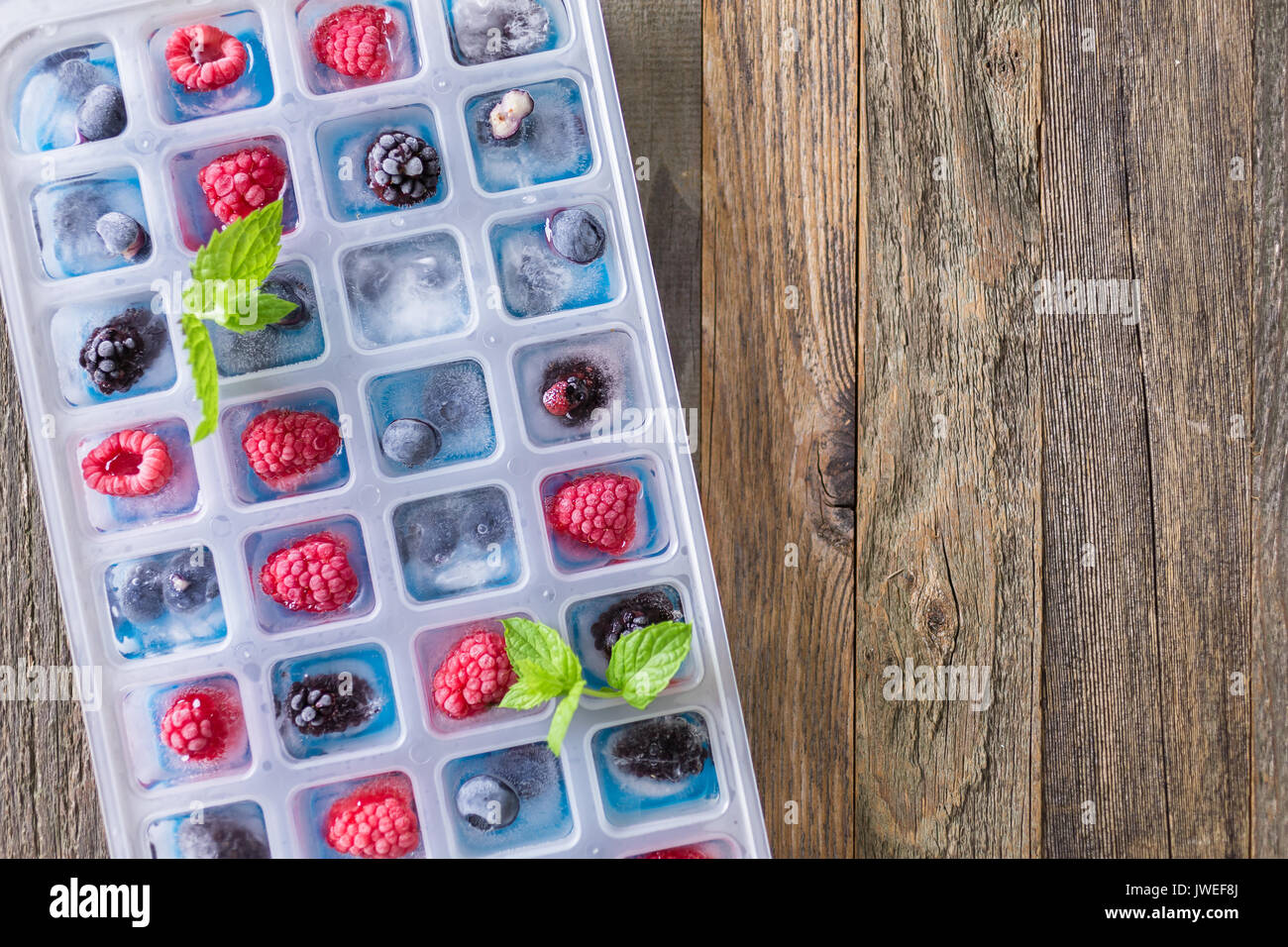 Ice cube tray overhead hi-res stock photography and images - Alamy