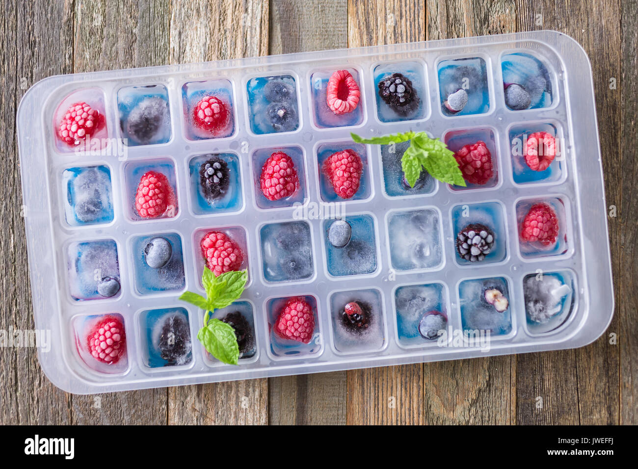 Ice cube tray overhead hi-res stock photography and images - Alamy