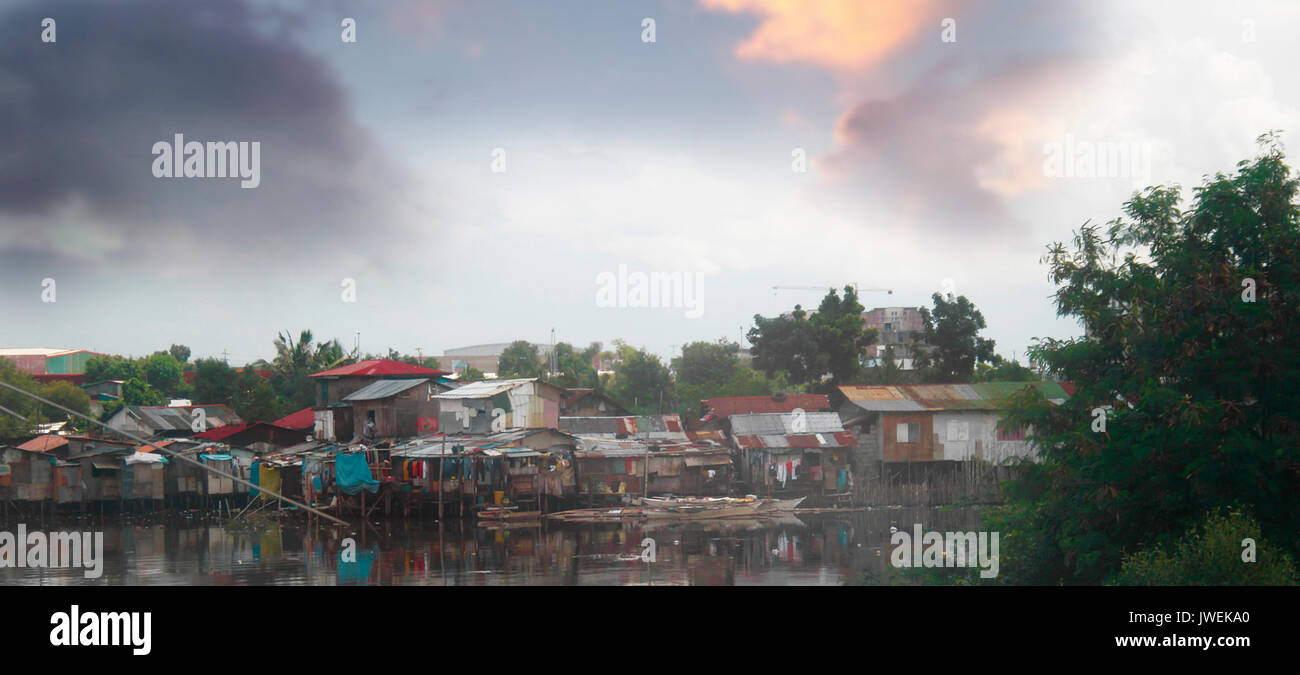 Squatter in Manila with murky river and full of garbage Stock Photo - Alamy
