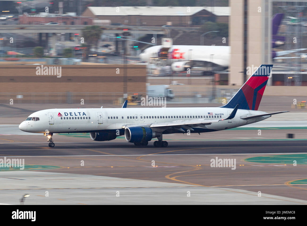 Delta boeing 757 hi-res stock photography and images - Alamy