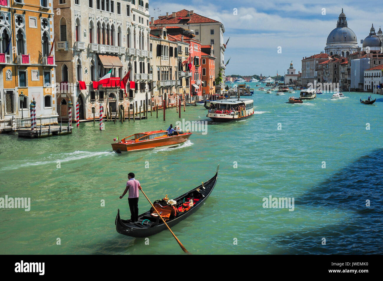 Gondola traditional boats hi-res stock photography and images - Alamy