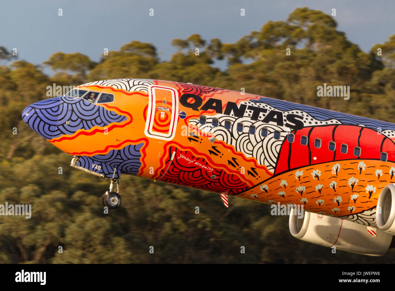Aboriginal painted Qantas Boeing 737-838 VH-VXB "Yananyi Dreaming ...