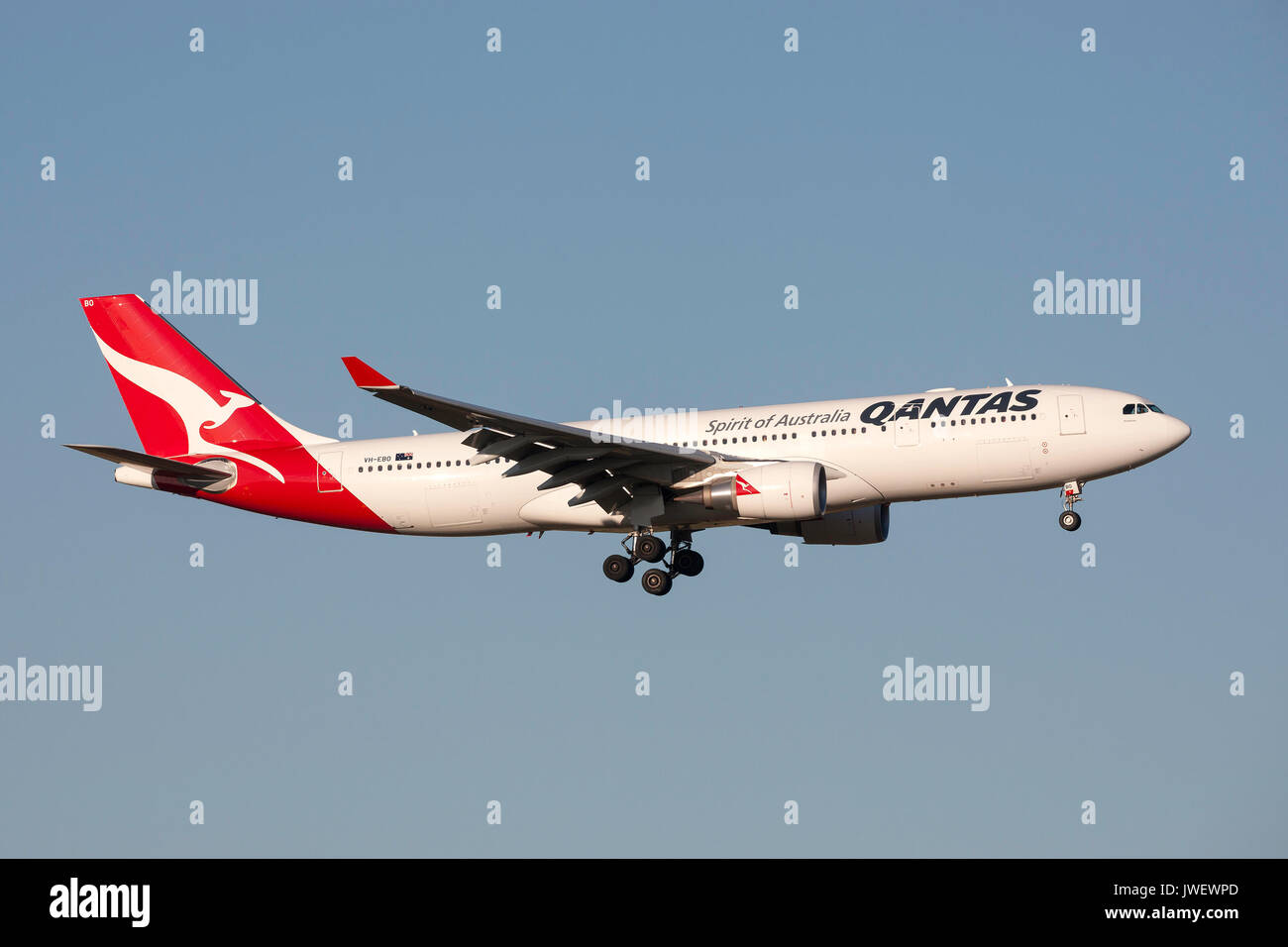 Qantas Airbus A330-202 VH-EBO on approach to land at Melbourne ...