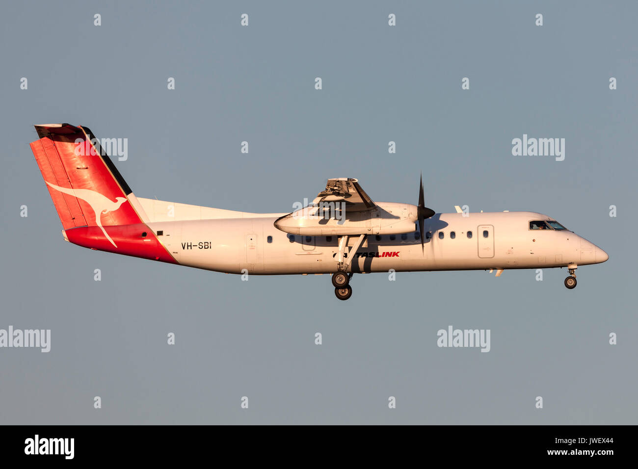 QantasLink (Sunstate Airlines) de Havilland Canada DHC-8-315Q (Dash 8) VH-SBI on approach to ...
