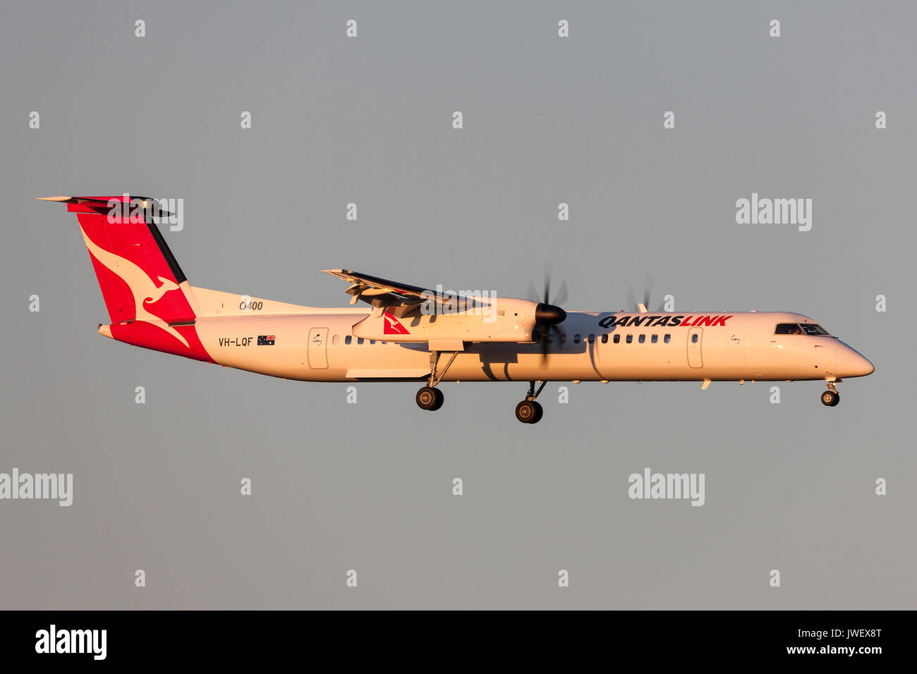 De havilland canada dash 8 q400 hi-res stock photography and images - Alamy