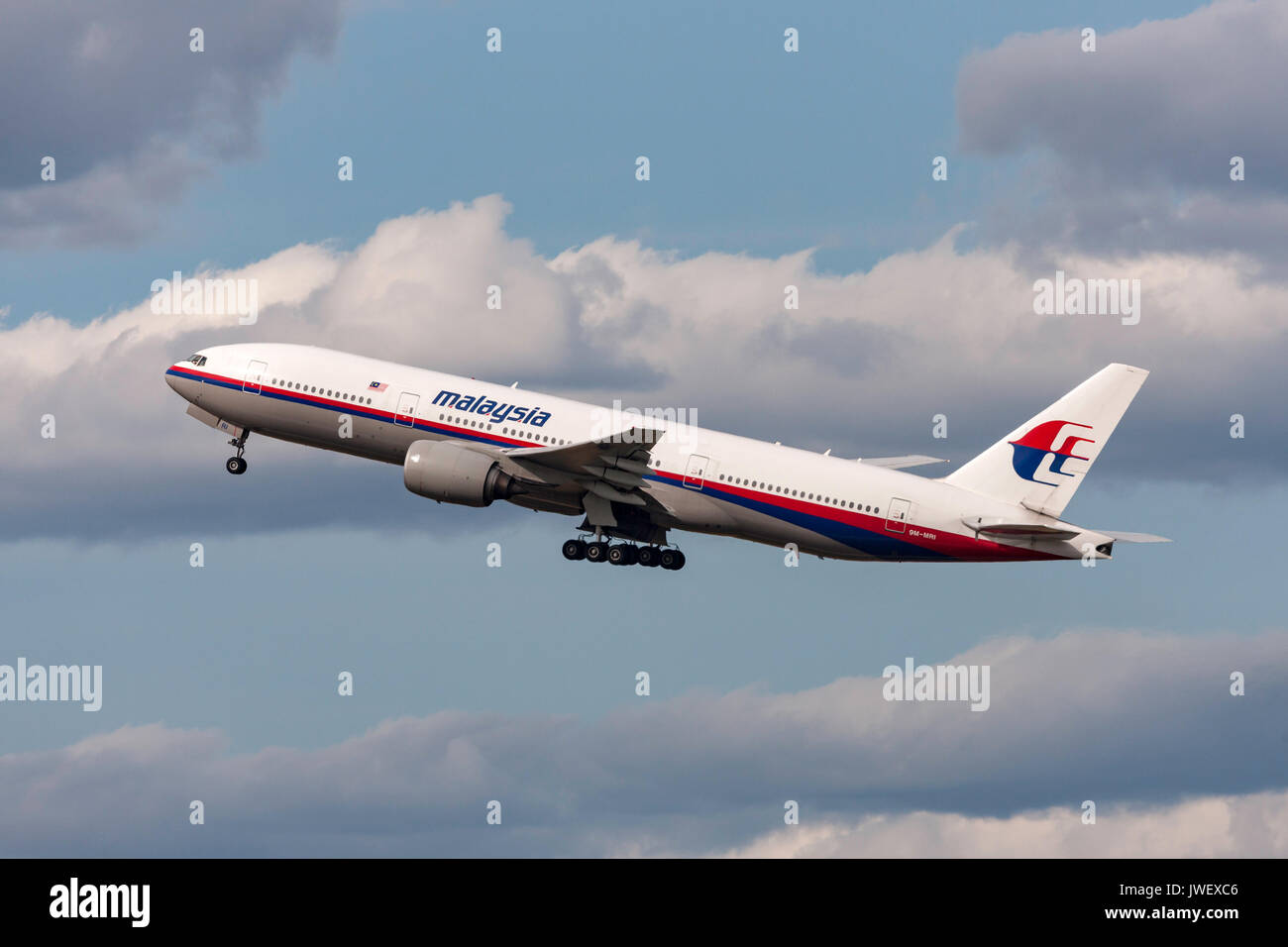Malaysia Airlines Boeing 777-2H6/ER 9M-MRI departing Melbourne ...
