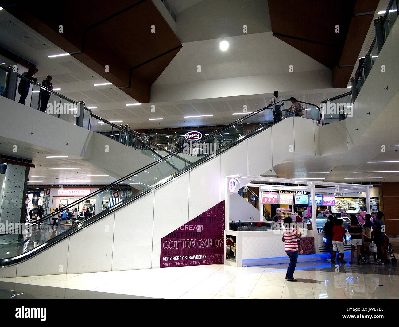 PASIG CITY, PHILIPPINES - AUGUST 6, 2017: Stores, shops, cafes and ...
