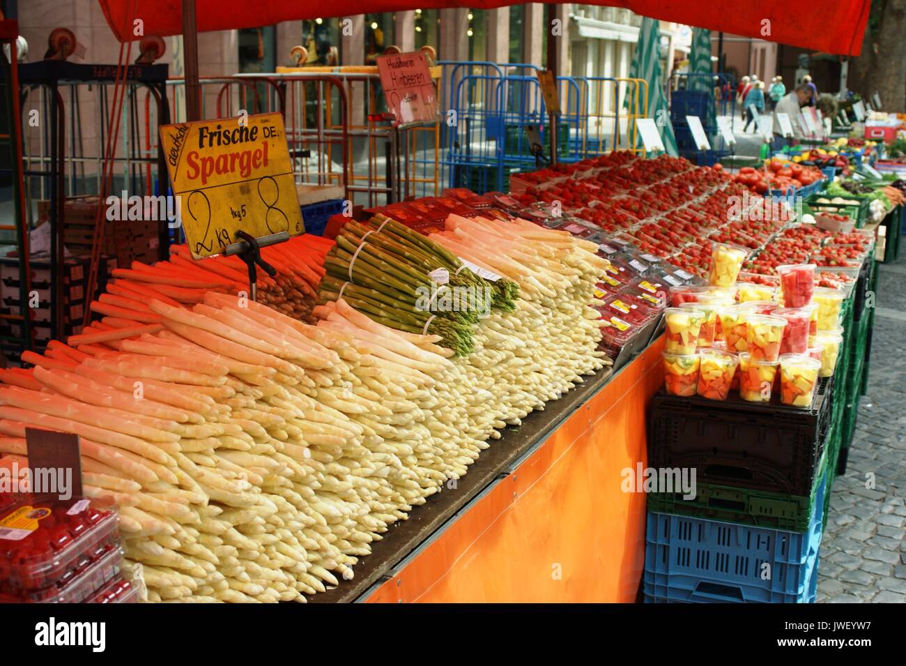 Market stall covers hi-res stock photography and images - Alamy