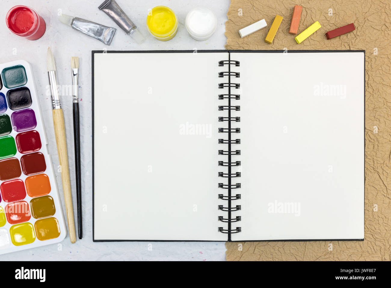 Palette paints artistic tools hi-res stock photography and images - Alamy