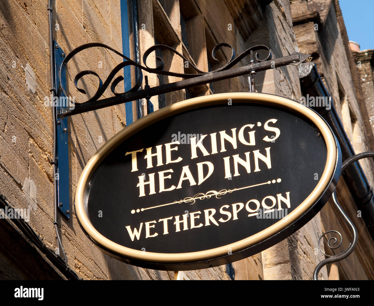 Kings head inn pub sign hi-res stock photography and images - Alamy