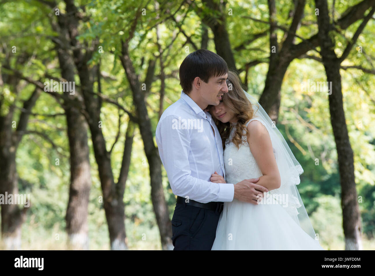 Beautiful married couple in the wedding day Stock Photo - Alamy