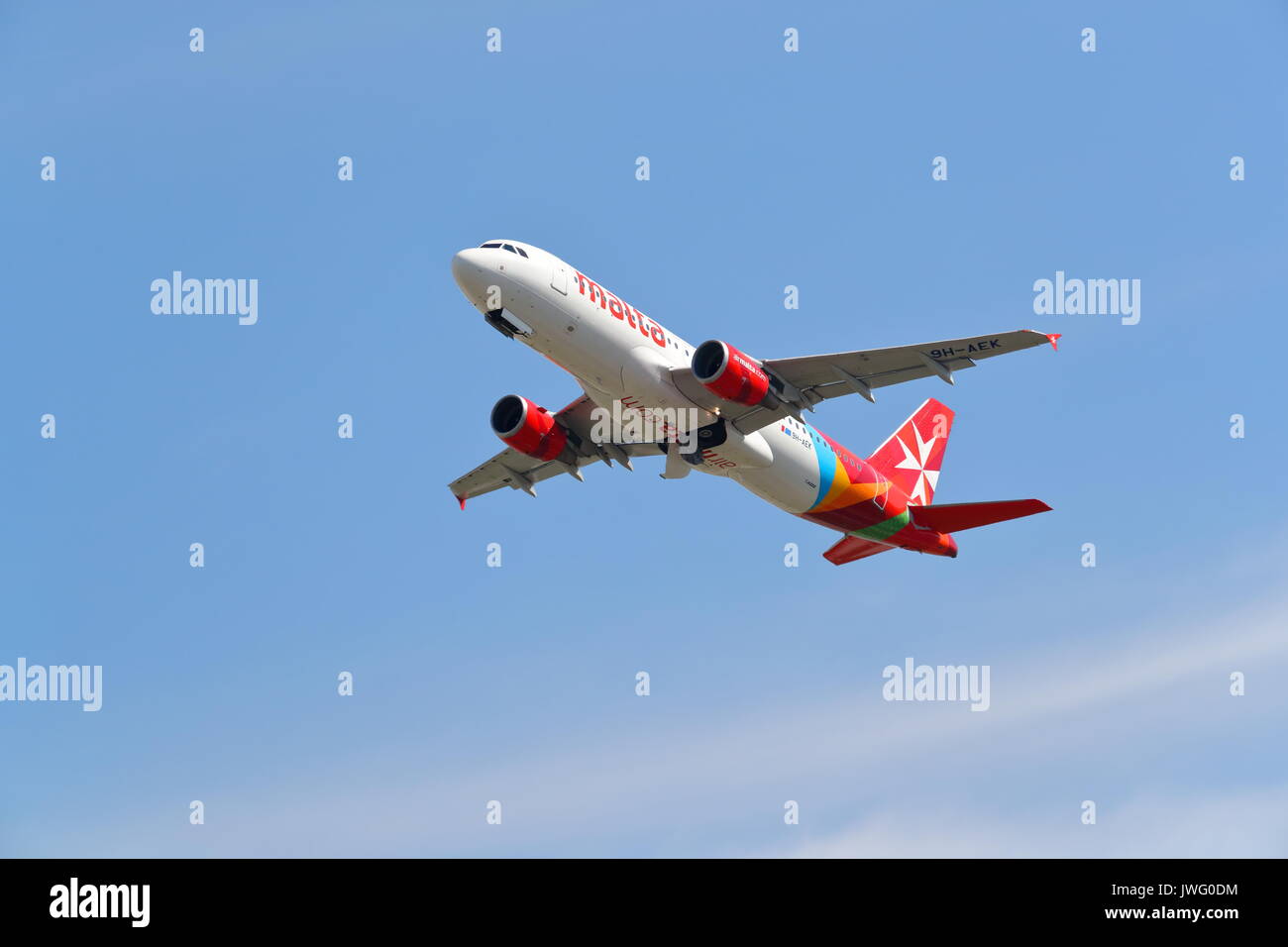 London heathrow airbus a320 taking off hi-res stock photography and ...