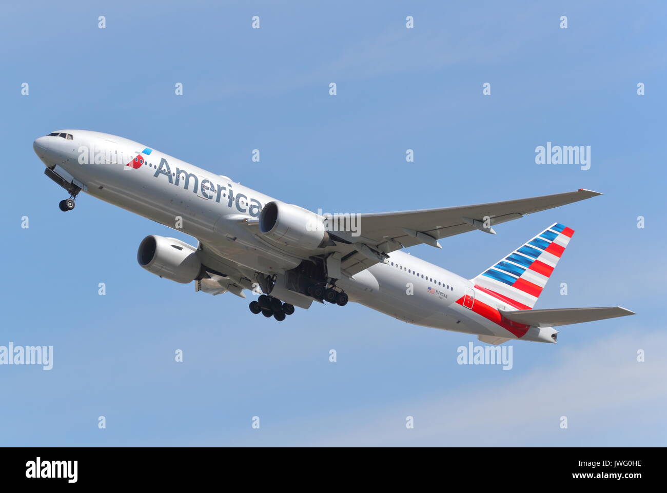 American Airlines Boeing 777-200ER N795AN taking off from London ...