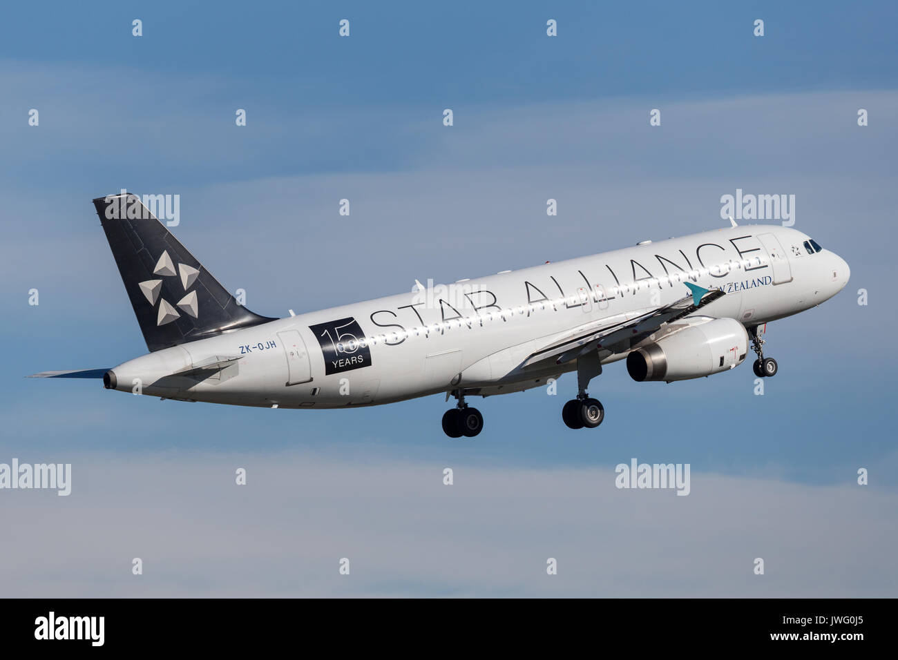 Air New Zealand Airbus A320 taking off from Sydney Airport Stock Photo ...