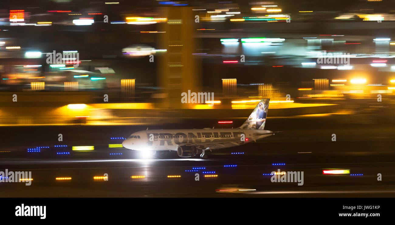 Frontier Airlines Airbus A319-111 N908FR landing at night at San Diego ...