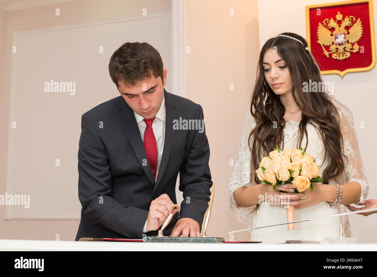 Beautiful married couple in the wedding day Stock Photo - Alamy