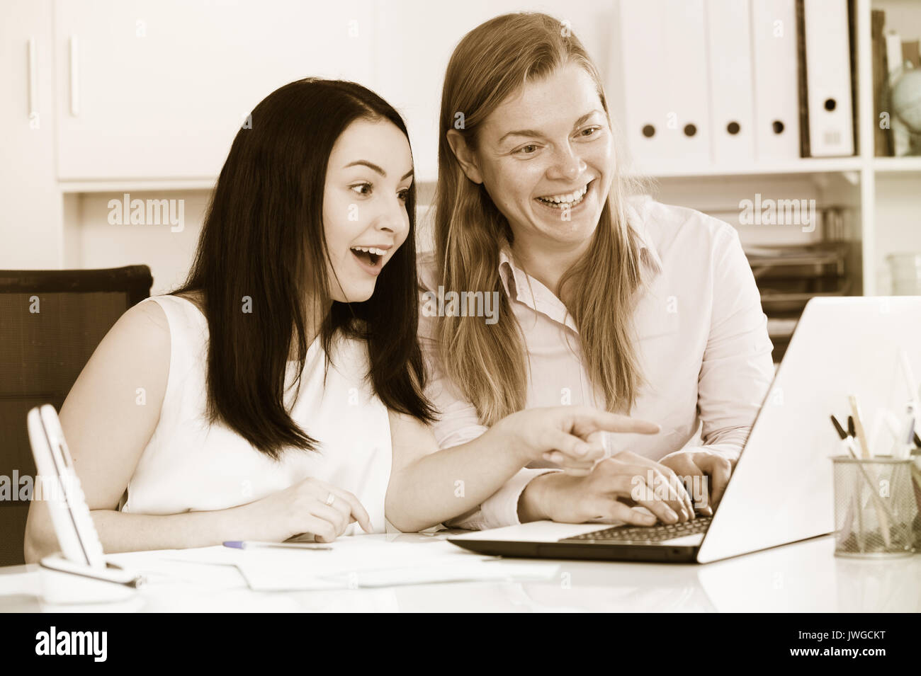 Two cooperating work hi-res stock photography and images - Alamy