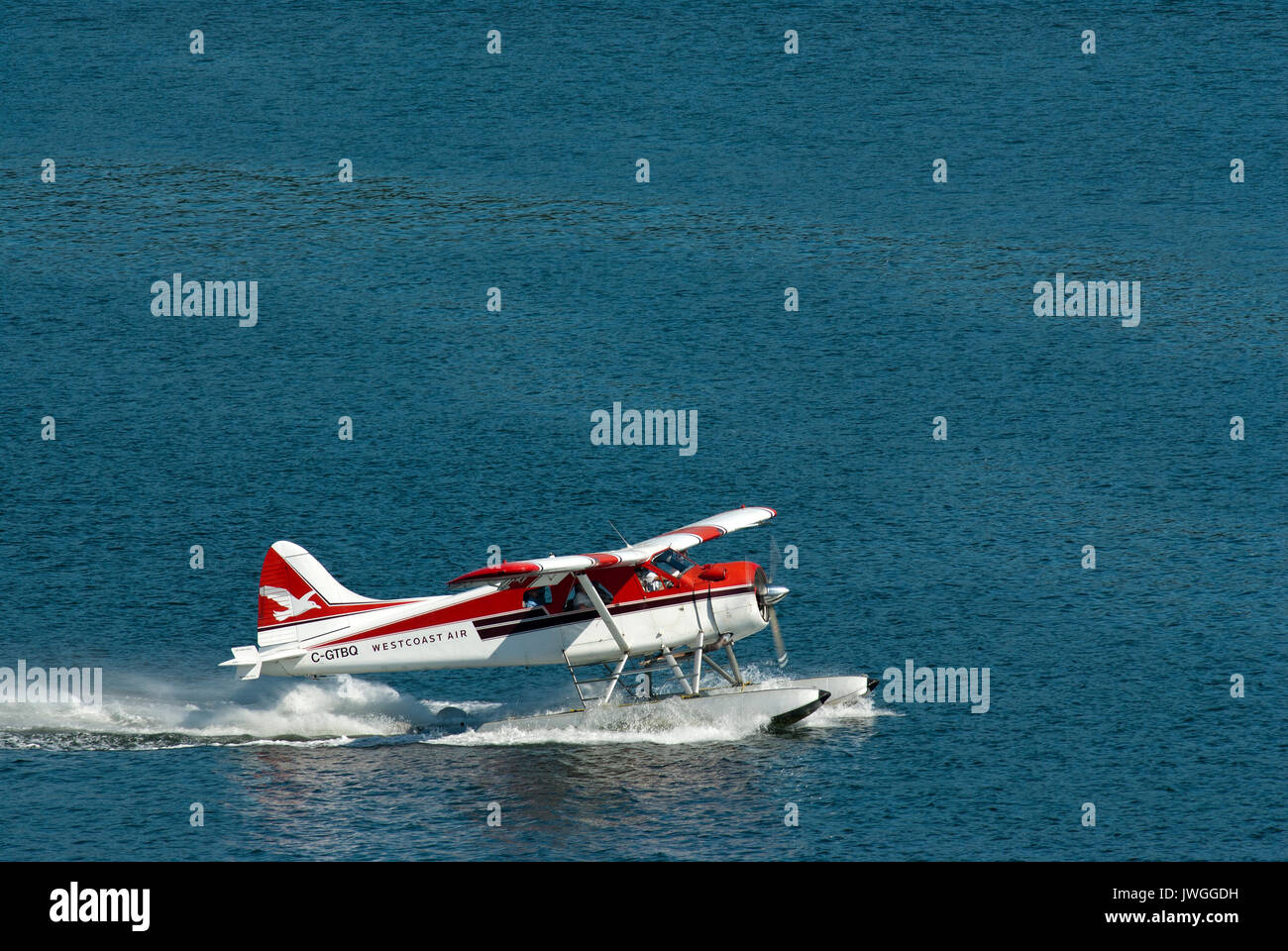 Float plane landing at Vancouver Harbour Flight Centre, Vancouver ...