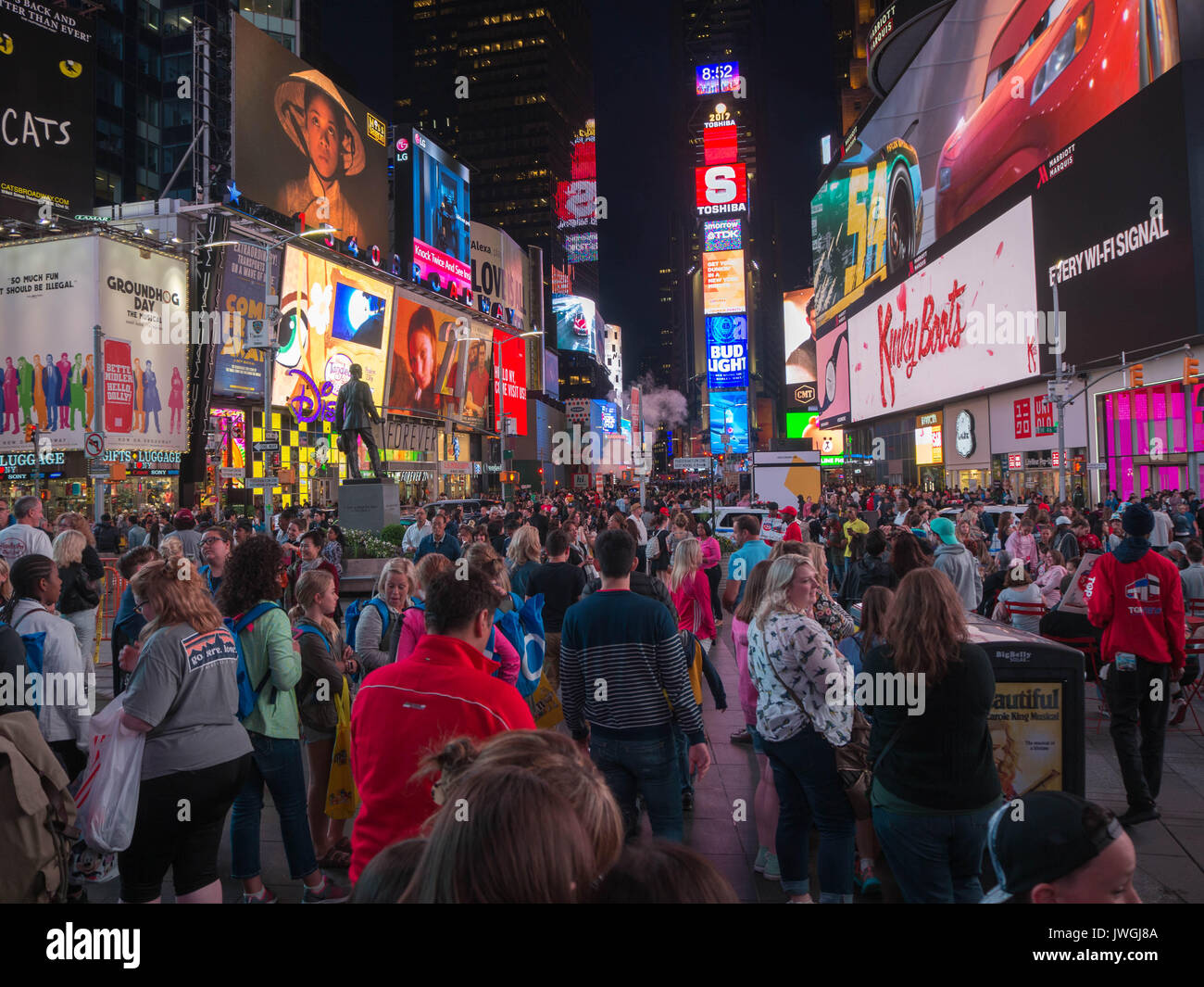 Night view streets square hi-res stock photography and images - Alamy