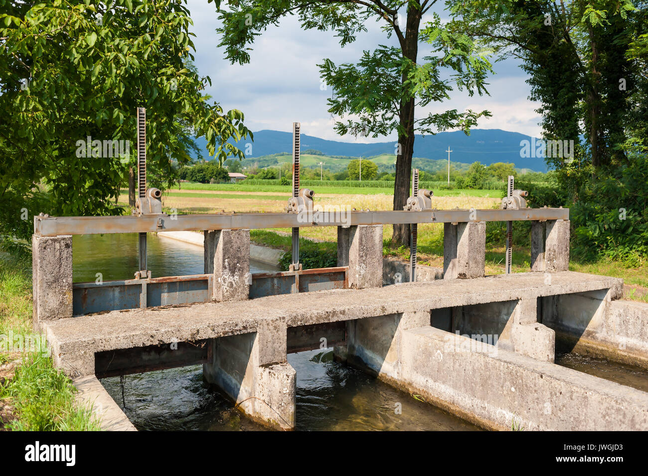 Installation of sluices on the river to divert water in various ...