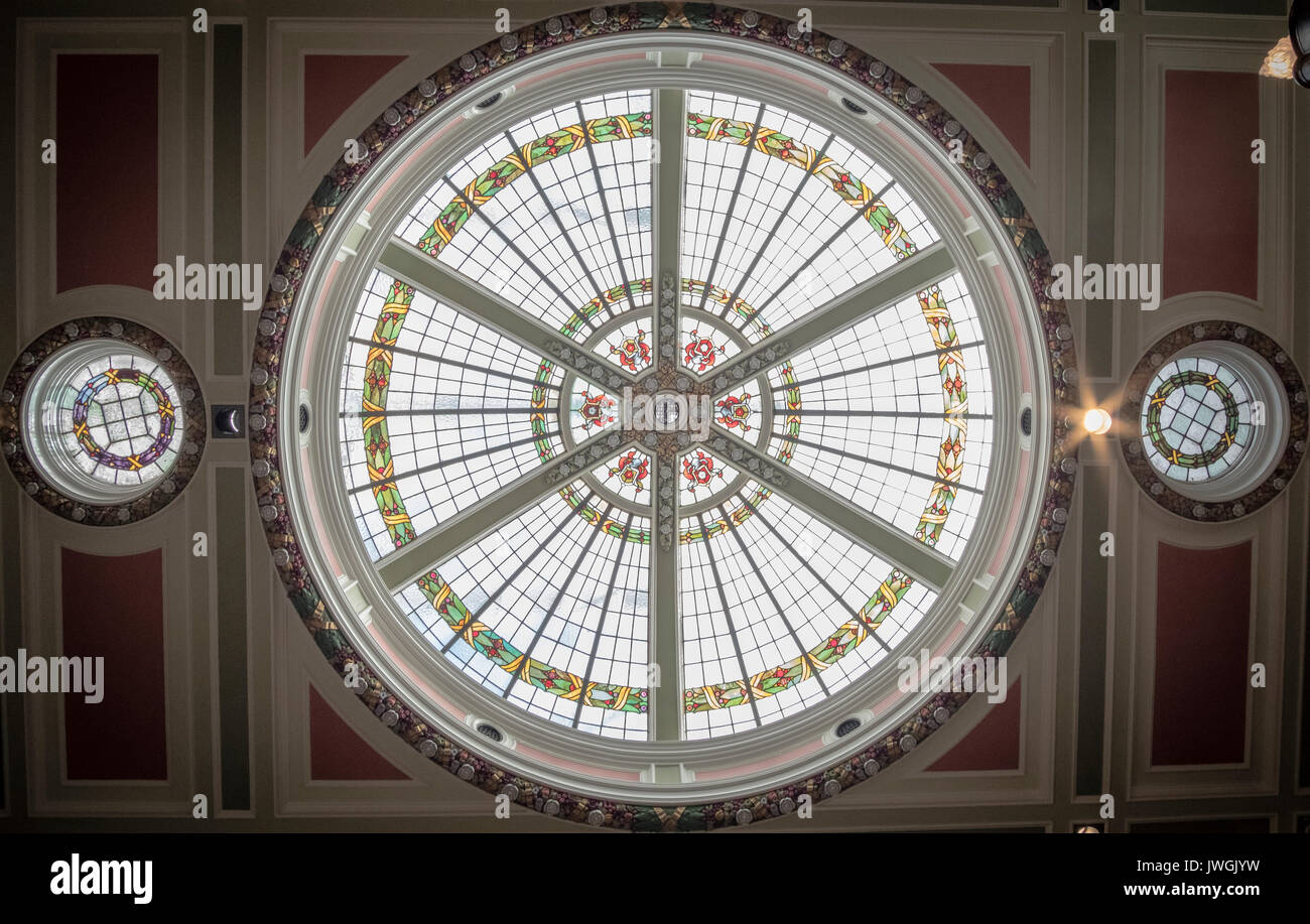Entrance bradford city hall yorkshire hi-res stock photography and ...