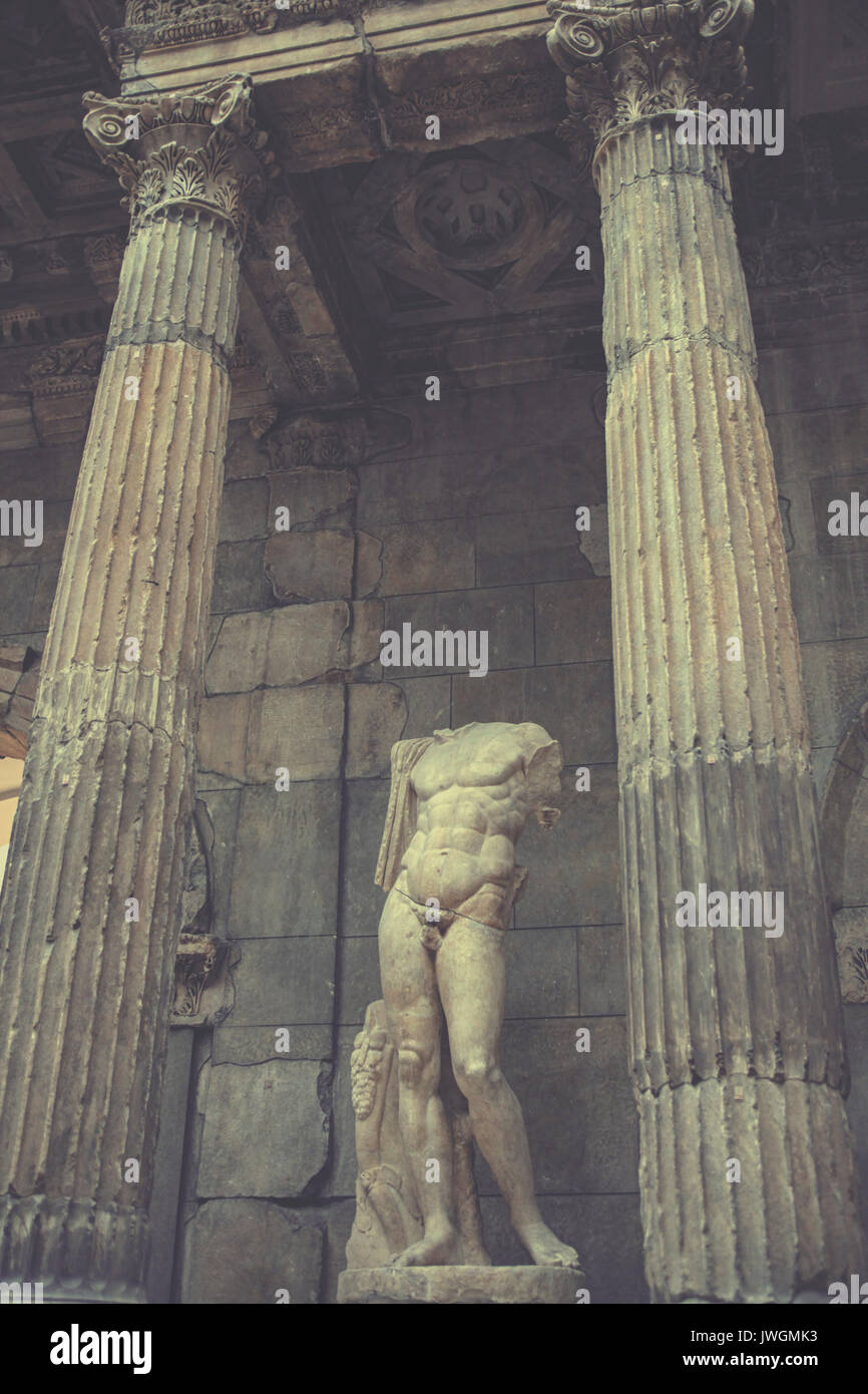 Head of statue column hi-res stock photography and images - Alamy